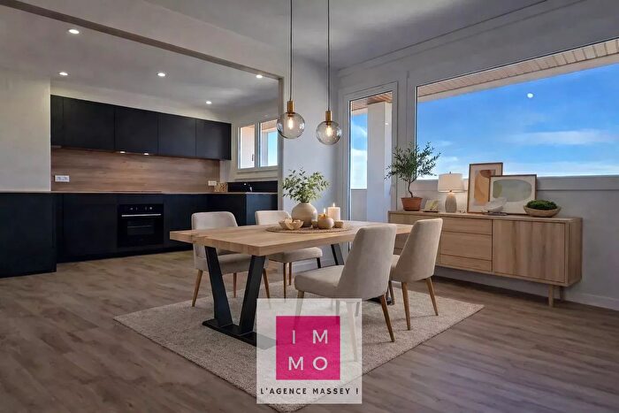 Appartement à vendre - Tarbes, Centre-ville - 4 pièces - 2 chambres