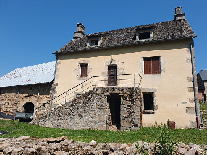 Maison à vendre - Saint-Geniez-ô-Merle - 6 pièces - 5 chambres