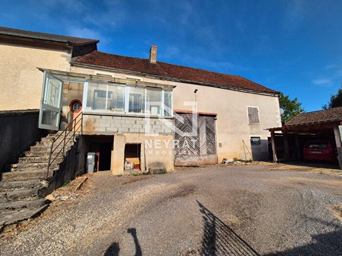 Maison 2 pièces à Saint-Sernin-du-Plain, à vendre