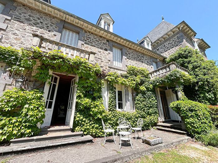 Anglards-de-Salers : Maison 10 pièces à vendre