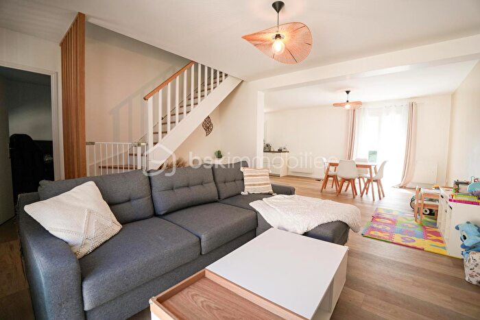 Favières : Maison 6 pièces à vendre