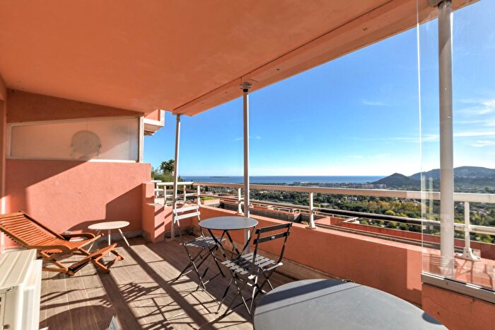 Appartement à louer - Mandelieu-la-Napoule, Les Termes - 2 pièces - 1 chambre