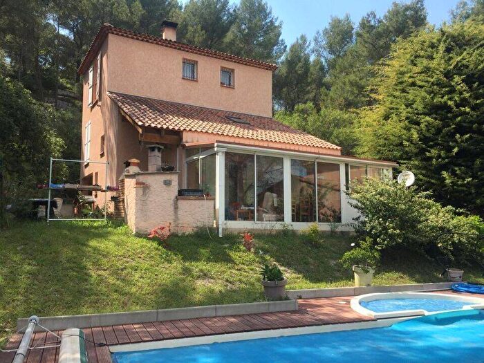 Maison à louer - Saint-Savournin - 7 pièces - 6 chambres