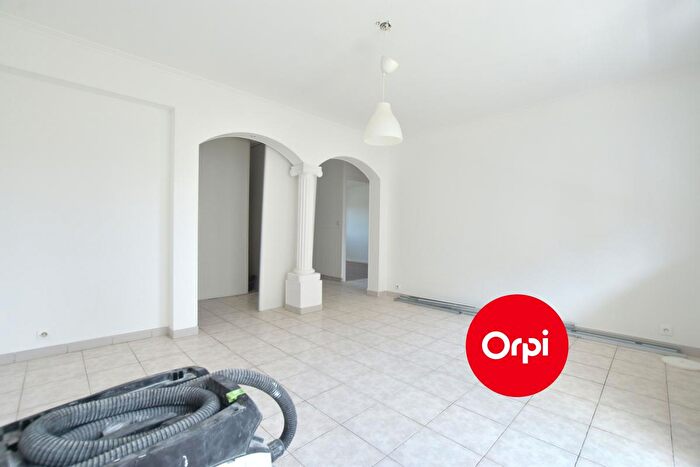 Appartement à louer - Saint-Priest, Centre-ville - 4 pièces - 3 chambres