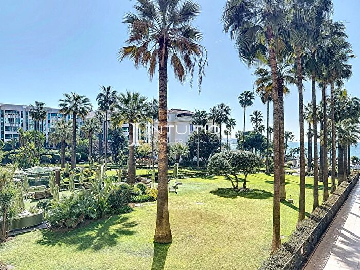 Appartement à vendre - Cannes, Centre-ville - 3 pièces - 2 chambres