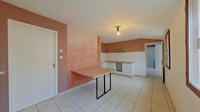 Maison à louer - Neuville-de-Poitou - 5 pièces - 4 chambres