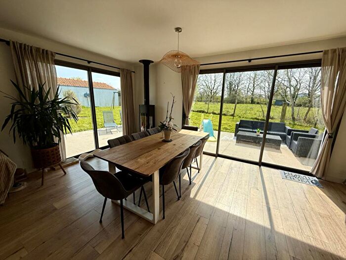 Maison à vendre - Saint-Étienne-de-Mer-Morte - 5 pièces - 4 chambres