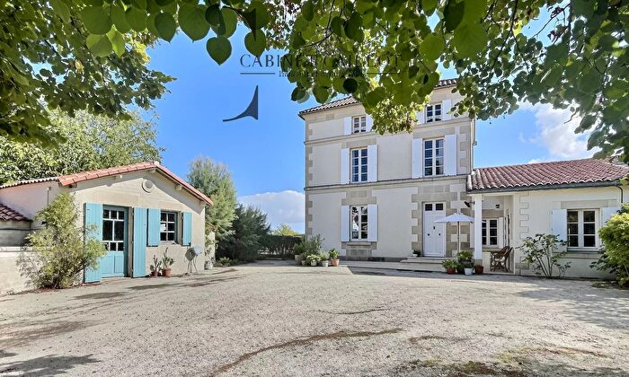 Dampierre-sur-Boutonne - Maison 8 pièces à vendre
