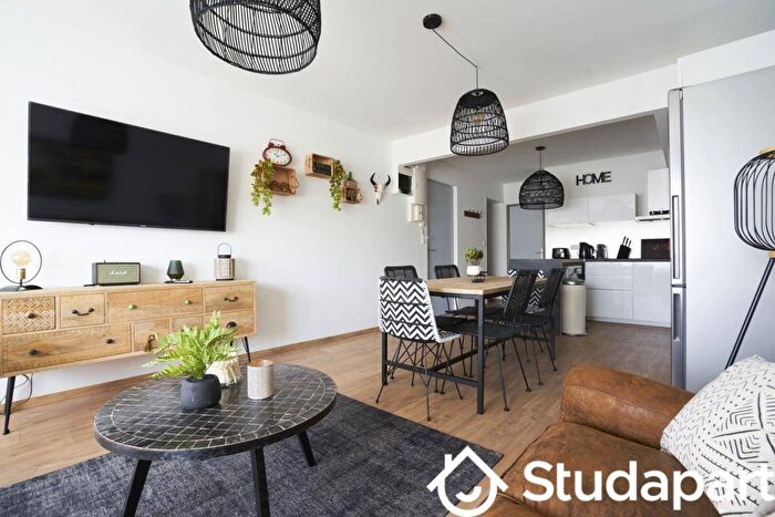 Appartement à louer - Barbâtre-Saint Remy-Verrerie, Reims - 1 pièce - 2 chambres