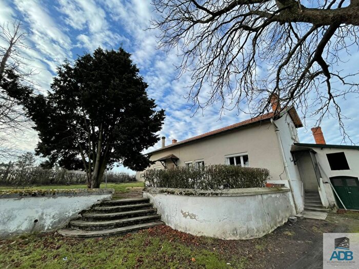 Maison 6 pièces à louer - Saint-Romain-la-Motte