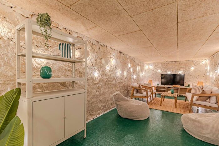 Appartement à louer - Lormont, Bourg, Mairie - 1 pièce - 8 chambres