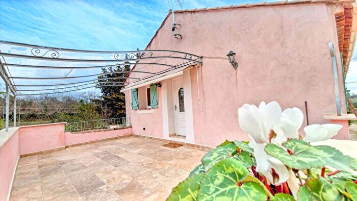 Appartement à louer - Zone de Campagne, Lambesc - 3 pièces - 2 chambres