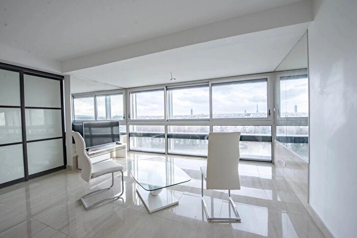 Appartement 5 pièces à vendre à Courbevoie, Hôtel de ville