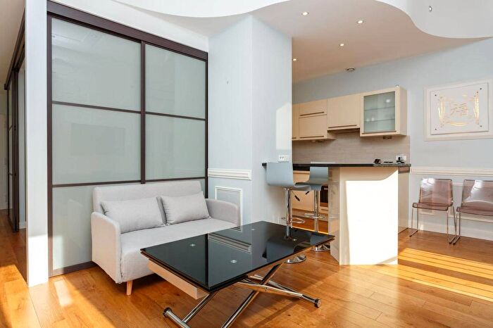 Appartement à louer - Saint Philippe du Roule, Paris ème arrondissement - 1 pièce