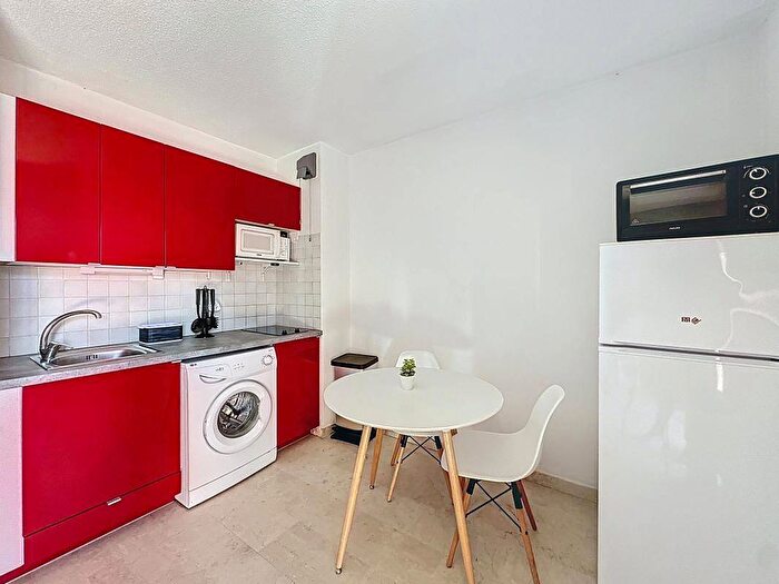 Appartement à louer - Village-Le Val-Cabrieres, Mougins - 1 pièce