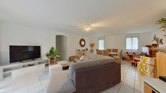 Maison à louer - Dangé-Saint-Romain - 4 pièces - 3 chambres