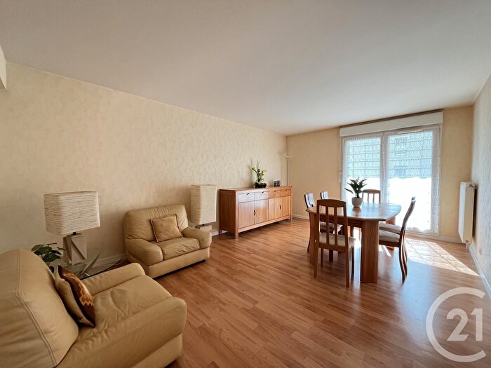 Maurepas, Centre-ville, Malmedonne : Appartement 4 pièces à vendre