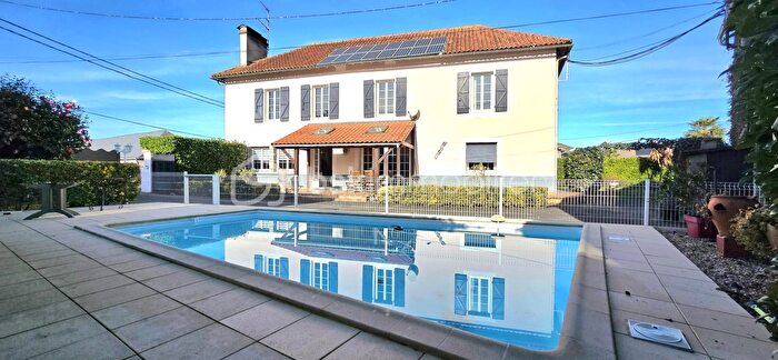 Maison à vendre - Assat - 8 pièces - 6 chambres