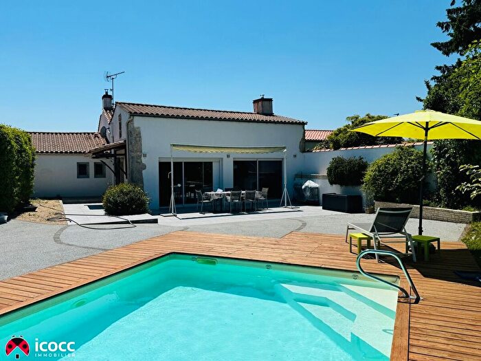 Maison à vendre - Les Magnils-Reigniers - 6 pièces - 3 chambres