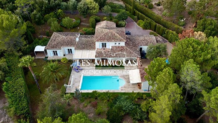 Maison à vendre - Roquebrune-sur-Argens, La Bouverie - 7 pièces - 4 chambres