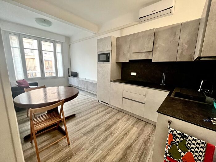 Appartement 2 pièces à Nice, Carré d'or, à vendre