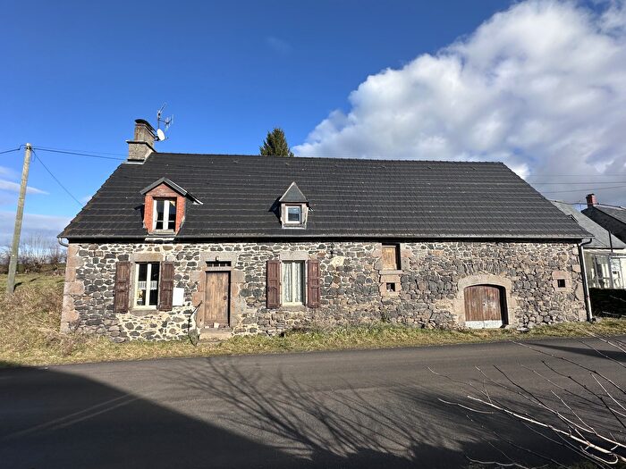 Maison 3 pièces à vendre à Saint-Bonnet-de-Salers