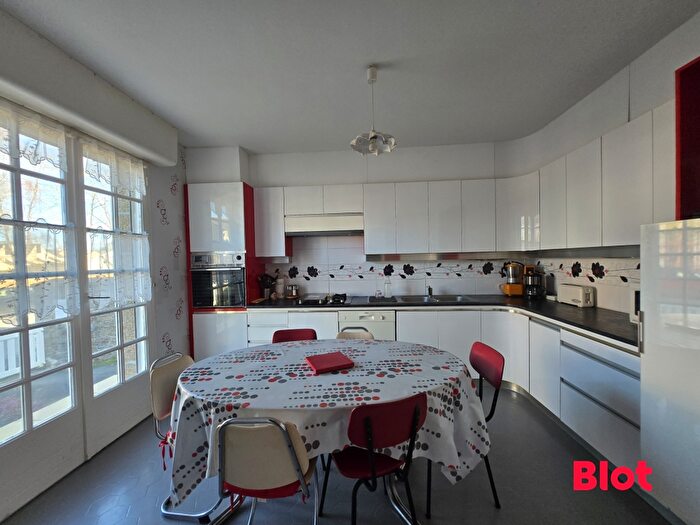 Maison à vendre - Saint-Étienne-en-Coglès - 6 pièces - 4 chambres