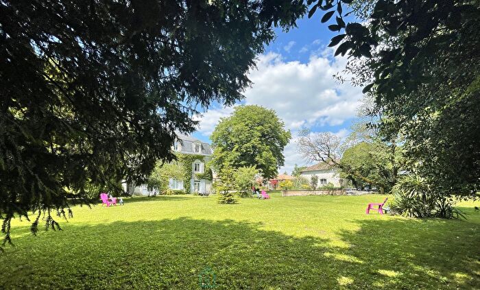 Maison à vendre - Cherves-Richemont - 20 pièces - 14 chambres