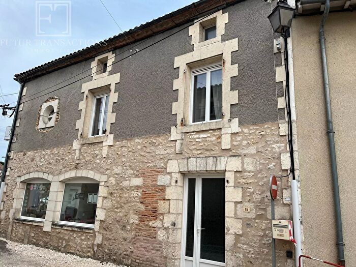 Maison 5 pièces à vendre à Javerlhac-et-la-Chapelle-Saint-Robert