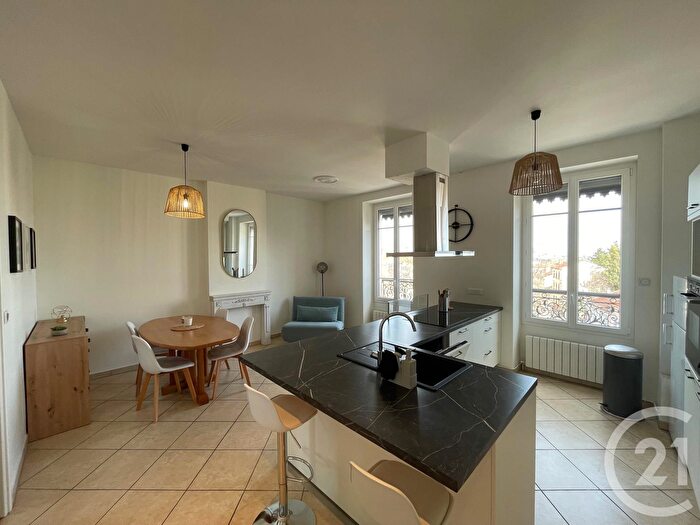 Appartement à louer - Oullins, Centre-ville - 3 pièces - 2 chambres