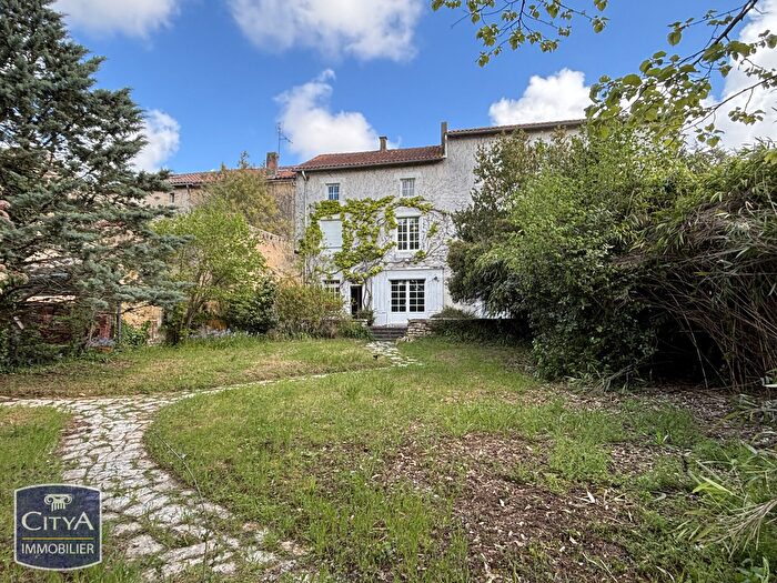 Maison 11 pièces à Vouillé, à vendre