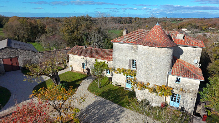 Maison à vendre - Voulême - 10 pièces - 6 chambres