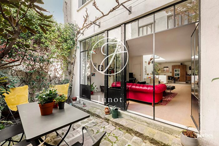 Paris 18ème, Grandes Carrières, Clichy : Maison 6 pièces à vendre