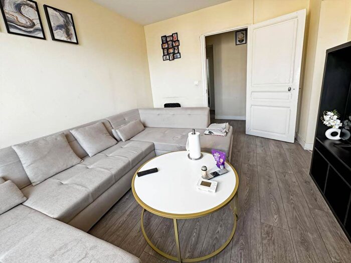 Appartement à louer - Cernay Jamin-Jean Jaurès-Epinettes, Reims - 3 pièces - 2 chambres