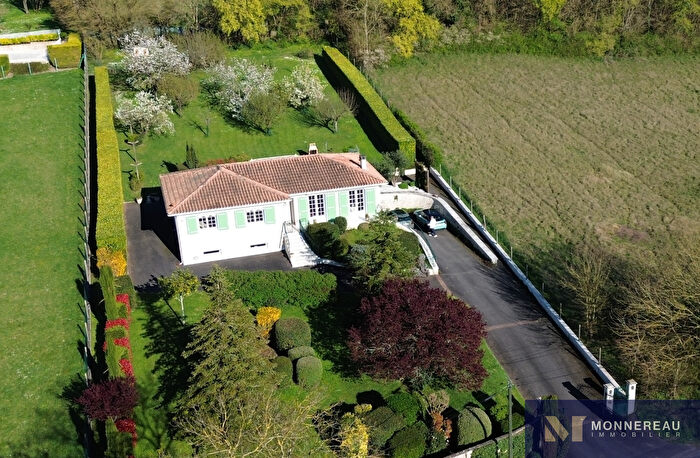 Maison à vendre - Saint-Amant-de-Boixe - 5 pièces - 3 chambres