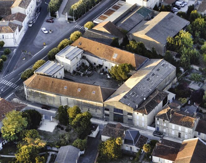 Maison à vendre - Saint-Jean-dAngély - 12 pièces - 4 chambres