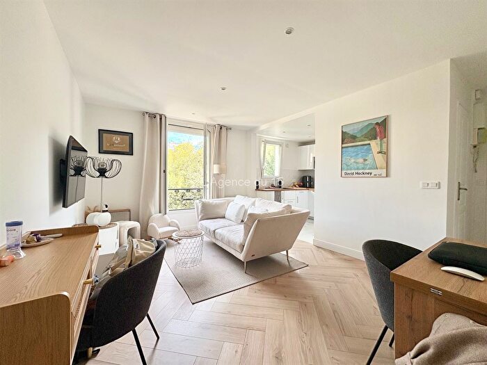 Appartement 3 pièces à Paris 15ème, Violet, Commerce, à vendre