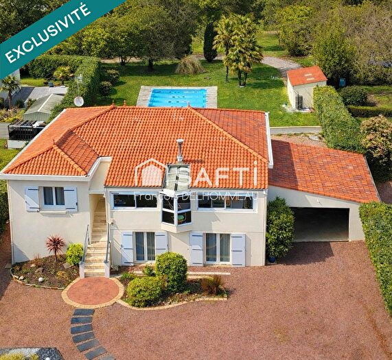 Maison à vendre - Le Poiré-sur-Vie - 9 pièces - 5 chambres