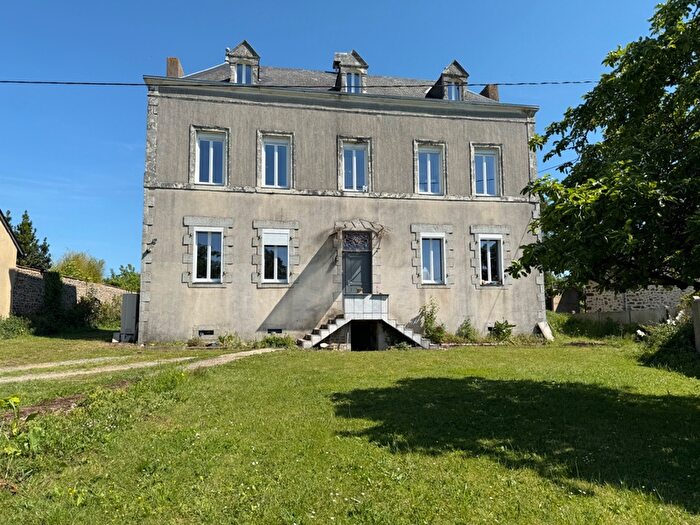 Maison 13 pièces à Montsûrs, à vendre