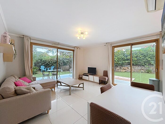 Appartement à vendre - Cavalaire-sur-Mer, Centre-ville - 3 pièces - 2 chambres