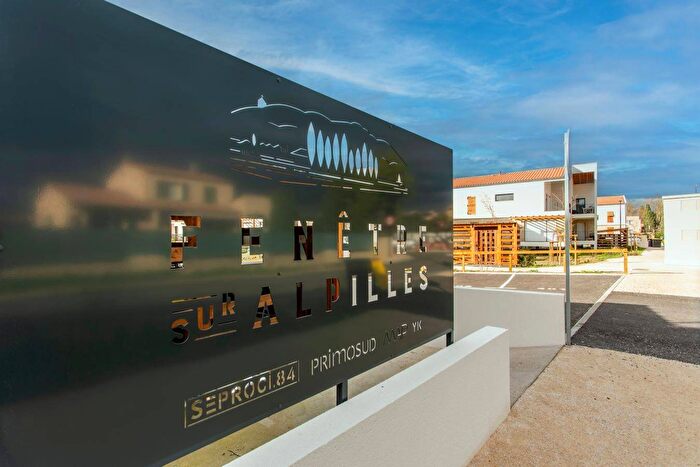 Maison à louer - Saint-Étienne-du-Grès - 5 pièces - 4 chambres