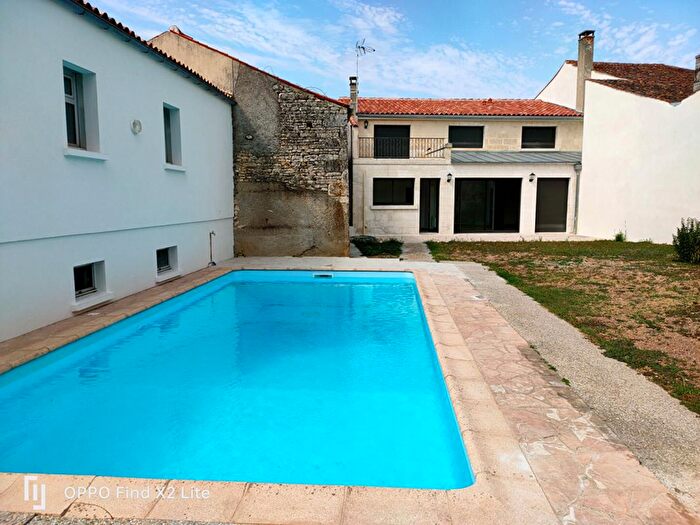 Maison à vendre - Saint-Hilaire-de-Villefranche - 6 pièces - 4 chambres