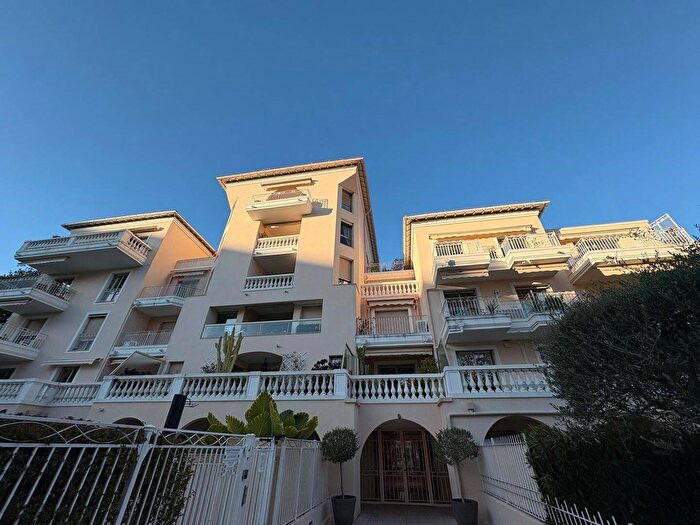 Appartement à louer - Sainte Catherine, Le Cannet - 4 pièces - 3 chambres