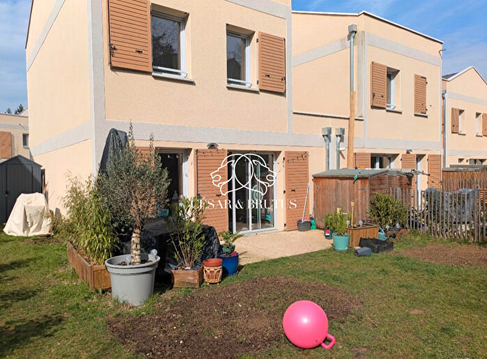 Fontaines-Saint-Martin : Maison 4 pièces à vendre