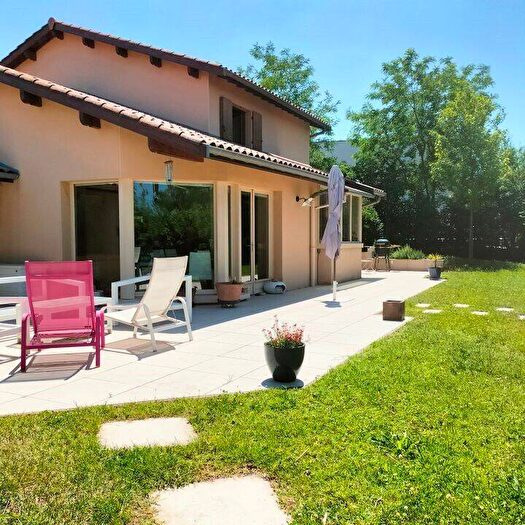 Centre-Bourg, Saint-Genis-Laval : Maison 6 pièces à louer