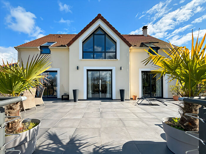 Maison à vendre - Ménerville - 7 pièces - 5 chambres