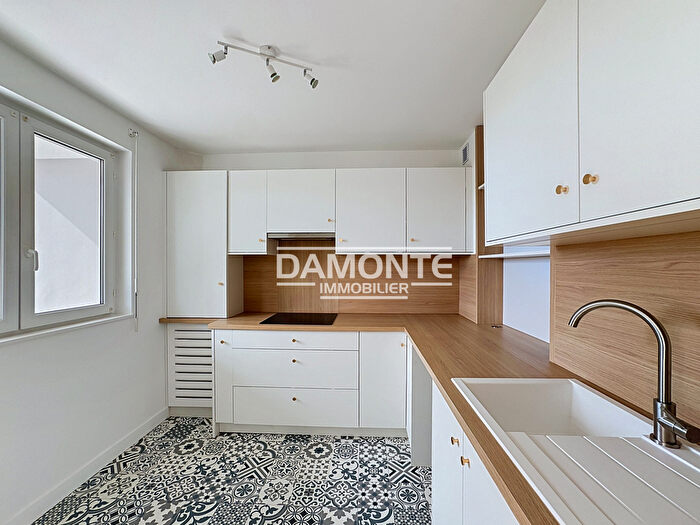 Appartement 2 pièces à Saint-Julien-les-Villas, à vendre