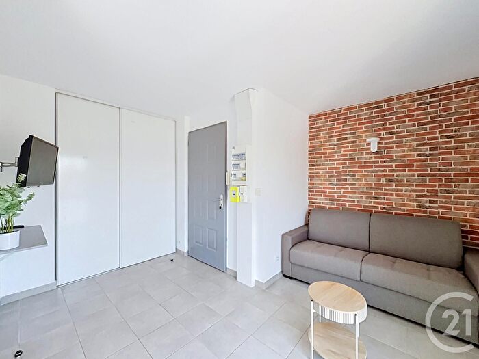 Appartement 1 pièce à Saint-Julien-les-Villas, à louer