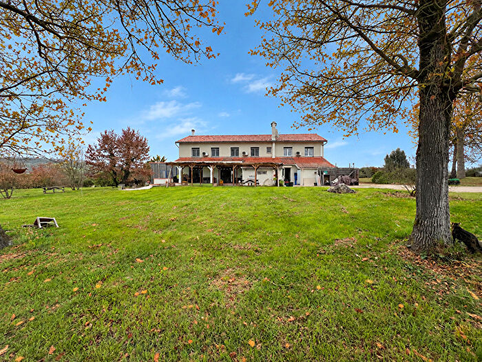 Maison 17 pièces à Montpezat-de-Quercy, à vendre