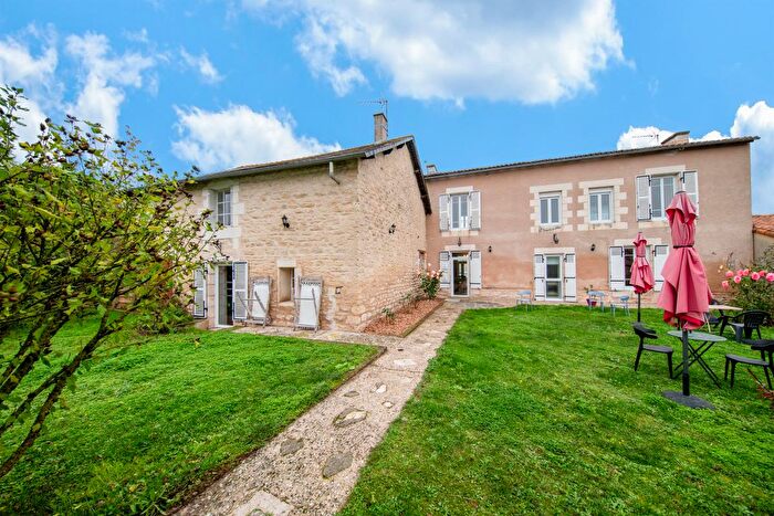 Maison à vendre - Neuville-de-Poitou - 8 pièces - 4 chambres